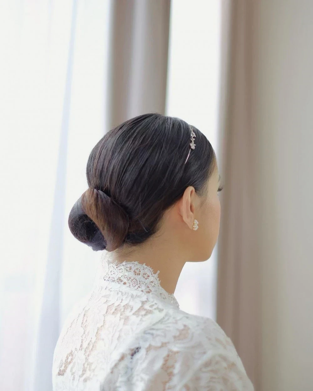 15 Inspirasi Model Sanggul yang Elegan - Jakahong